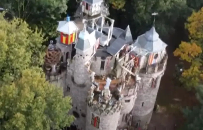 Il construit pendant 34 ans un château royal de 26 mètres dans son ...